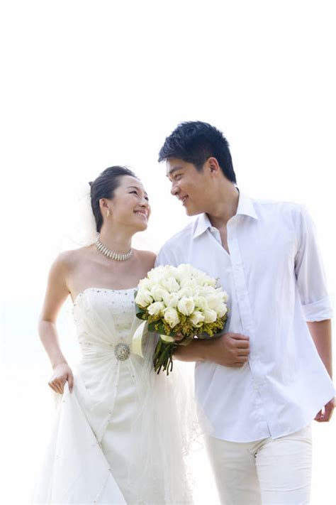 东方人 两个人 夫妻 丈夫 妻子 新娘 新郎 笑 微笑 露齿笑 竖图 室外 白天 留白 抠图 白色背景 正面 仰视 婚纱 衬衫 爱情 婚礼