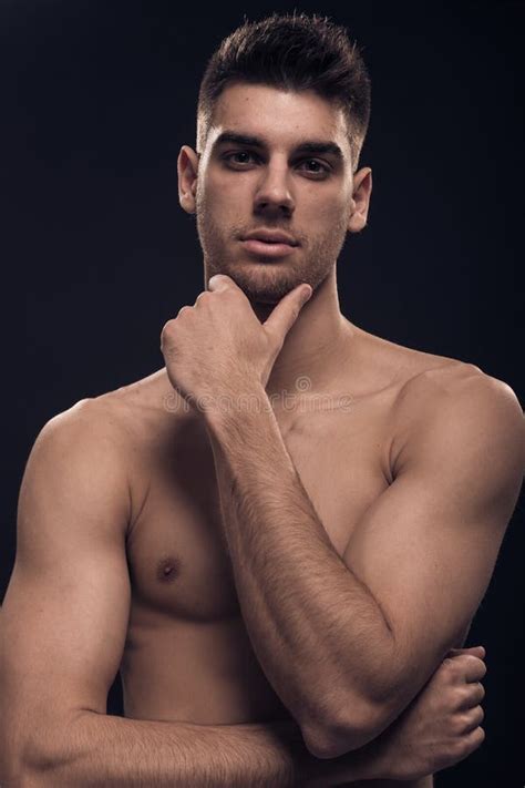 Un Hombre Joven Brazos Principales De Los Hombros Imagen De Archivo Imagen De Negro Manera