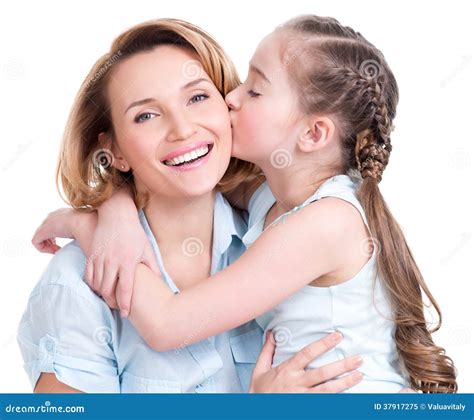 Filha nova que beija a mãe imagem de stock Imagem de menina