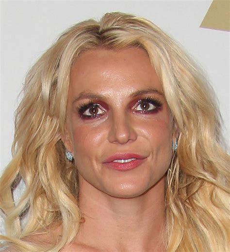 Umbrella Used By Britney Spears In Infamous Paparazzi Attack To Be Auctioned Young Hollywood