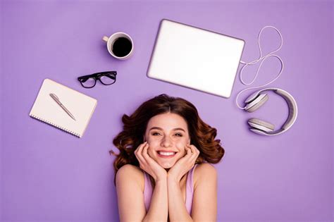 클로즈업 사진 예쁜 청소년 터치 손 손바닥 얼굴 뺨 핑크 탱크 탑 노트북 안경 안경 커피 컵 컴퓨터 노트북 헤드폰 고립 보라색 보라색 유행 세련된 배경을 위반 개발에 대한