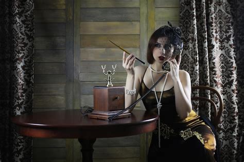 Linda Garota Dos Anos 1930 Fuma Foto Premium