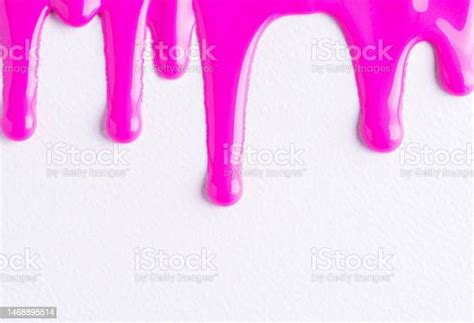 페인트 색상의 분홍색 액체 방울이 흰색 캔버스에 흐릅니다 추상 미술 복사 공간이 있는 흰색 벽에 빨간색 페인트가 떨어집니다 과학 실험 시료에 대한 스톡 사진 및 기타 이미지