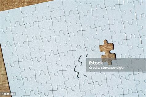 Potongan Hilang Dari Tekateki Jigsaw Di Atas Meja Kayu Foto Stok