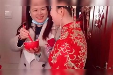 新娘被婆家人喂面条，没想到会问这种尴尬问题，我都脸红了