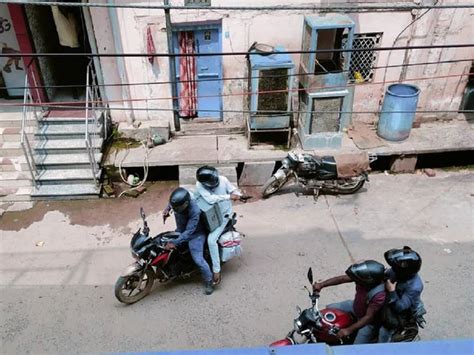 मिर्झापूरमध्ये अ‍ॅक्सिस बँकेच्या व्हॅनवर दरोडा कॅशिअर गार्डवर गोळ्या