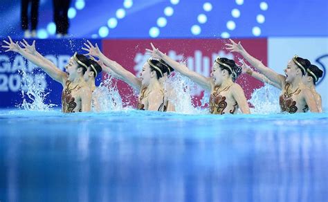 组图：世锦赛中国花游队集体技术自选夺冠 开心展示金牌