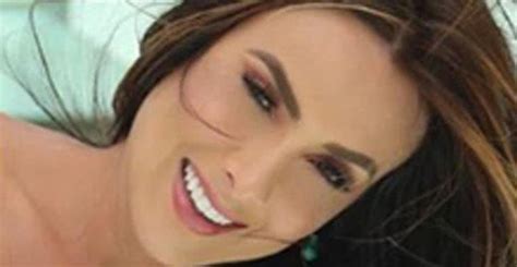 Exagerou Nicole Bahls Posa De Biquíni E Fãs Apontam Exagero Nos