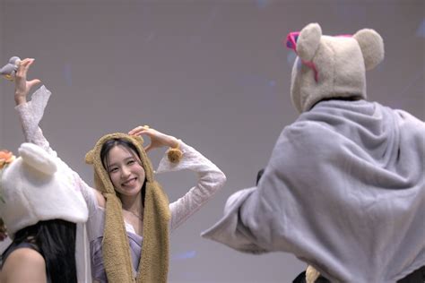 ᴍᴏɴᴛᴀʟᴜᴠ on Twitter RT kikimam56 230319 채영 누나 티모 모자 보고 완전 맘에 들어