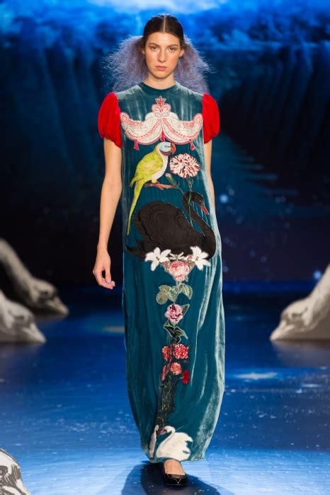 Ролики Saint Laurent, клатч-фляжка Chanel и еще 7 красивых вещей на ...