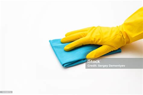 주부의 여성 손을 고무 보호 장갑에 걸레 닦아 실내에서 흰색 나무 표면을 씻는 클로즈업 집 청소 집안일 가사 개념 가사 집안일에