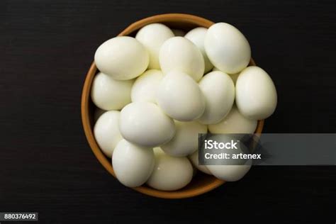 그릇에 삶은 고 벗 겨 달걀의 무리 음식과 유기 농산물의 개념입니다 껍질 벗긴에 대한 스톡 사진 및 기타 이미지 껍질 벗긴
