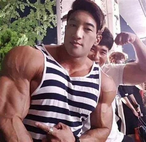 世界最強壯的男人，10年進行「獸化」，曾被嫌棄，現身邊美女無數 每日頭條