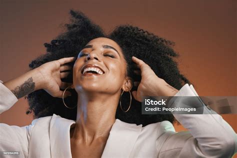 헤어 케어 뷰티 및 메이크업 헤어 및 아프리카 및 화장품 관리 얼굴 및 스킨 케어에 만족하는 흑인 여성 얼굴 자연스러운 곱슬