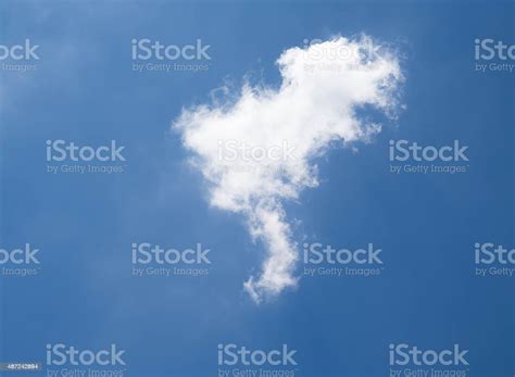 1 つの青い空の背景に白い雲 2015年のストックフォトや画像を多数ご用意 2015年 まぶしい デザイン Istock