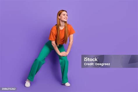 전체 길이 사진 사랑 스럽다 귀엽다 사랑스러운 소녀 손 터치 다리 보기 빈 공간 계절 여름 뉴스 보라색 배경에 고립 된 20 24세에 대한 스톡 사진 및 기타 이미지