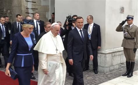 Papież Franciszek znowu się skompromitował TE słowa o rosyjskich zbrodniach na zawsze z nim