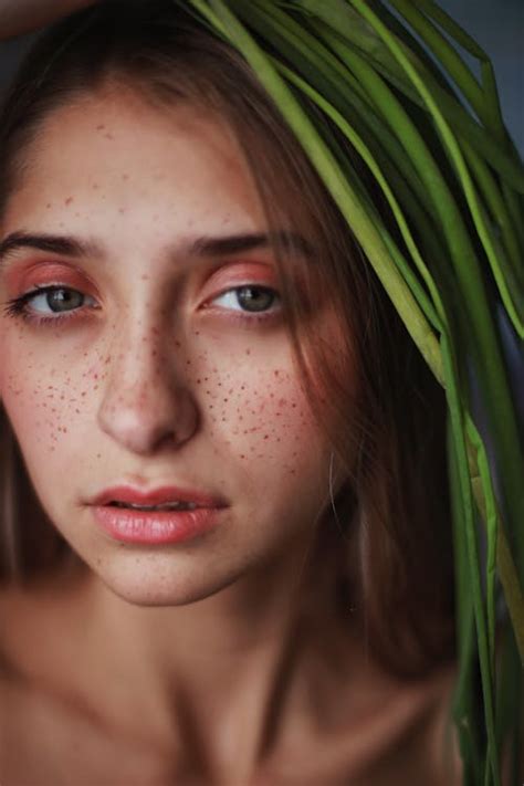 갈색 머리 수직 쐈어 얼굴 예쁜 젊은 여성 주근깨 초상화에 관한 무료 스톡 사진