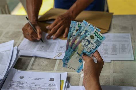 A Big Help Philippines Hands Out Cash To Poor During Virus Lockdown