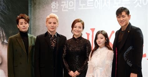 데스노트 제작발표회 포즈취하는 배우들