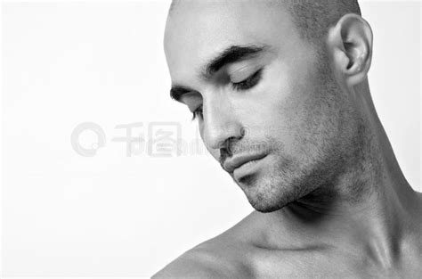 白种人高清图片 一个秃头男人俯视的肖像一个英俊的无上装男人的侧面 一个秃头男人俯视的肖像一个英俊的无上装男人的侧面图片免费下载