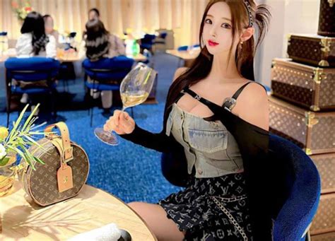 Ngắm gương mặt học sinh body phụ huynh của búp bê barbie xứ Hàn