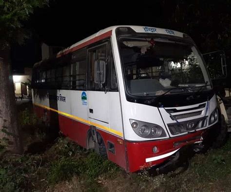 बस और बाइक की जबरदस्त भिडंत दो युवकों की मौत एक गंभीर घायल Two Died