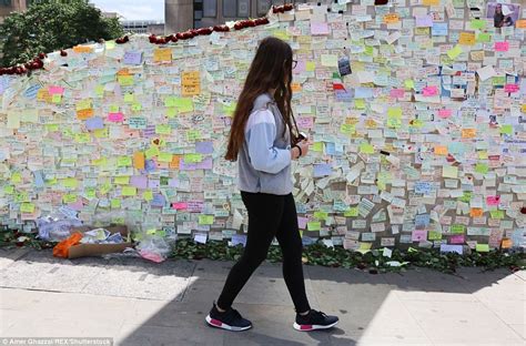 Tourists Pay Tribute To London Bridge Terror Victims Daily Mail Online