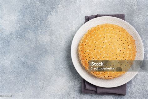 접시에 얇은 팬케이크 상단 보기 콘크리트 배경 맛있는 아침 식사 또는 마레그나 복사 공간의 개념 Maslenitsa에 대한 스톡 사진 및 기타 이미지 Istock