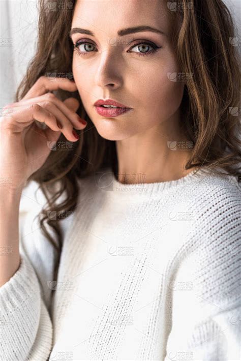 吸引人的黑发女人在镜头前的画像