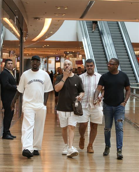 Belo e Mumuzinho são clicados de mãos dadas e abraçados em shopping do