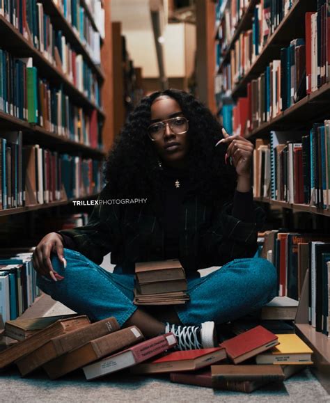 Pin By Valeria Carvajal Vasco On Inspiración Library Photo Shoot College Graduation Pictures