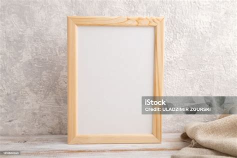 회색 콘크리트 배경에 린넨 직물흰색 나무 프레임 모형 빈 수직 방향 정수 복사 공간 0명에 대한 스톡 사진 및 기타 이미지 Istock
