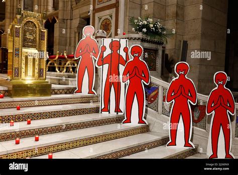 Plakate von der Wohltätigkeitsorganisation Aide a l Eglise en