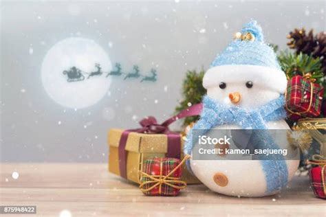행복 한 눈사람 겨울 크리스마스 눈 배경에서 서입니다 메리 크리스마스 그리고 새 해 복 많이 인사말 카드 사본공간 크리스마스 축