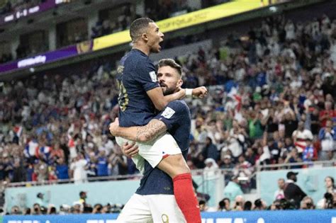 Coupe Du Monde 2022 Kylian Mbappé Dans Les Bras Dolivier Giroud