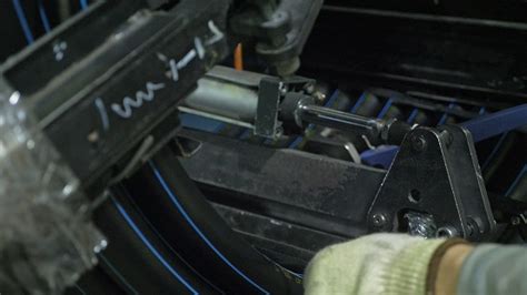 롤 스레딩 코일 파이프 플라스틱 수도관 공장의 제조 물과 기압을 사용하여 공작 기계에 플라스틱 튜브를 만드는 과정 각도에 대한 스톡 사진 및 기타 이미지 Istock