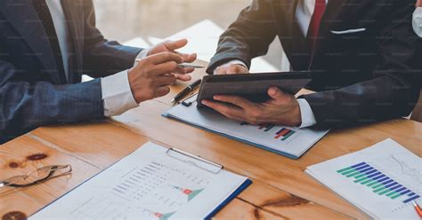 회의에서 마케팅 및 투자에 대해 논의하는 동안 태블릿을 사용하는 사업가 사진 Unsplash의 팀워크 이미지