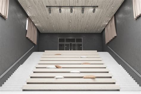 콘크리트 벽에 빈 배너가 있는 흰색 홈 영화관 계단 좌석에 편안한 베개 세미나 워크샵 및 교육 개념 3d 렌더링 프리미엄 사진