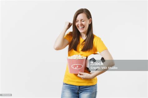 노란색 유니폼 축구공을 들고 좋아 라 여자 축구 팬 팝콘 상자 제스처 예를 말을 하 고 흰색 배경에 고립 스포츠 축구 치 어 리더 팬 들 개념 성공 운 승리 T 셔츠에 대한