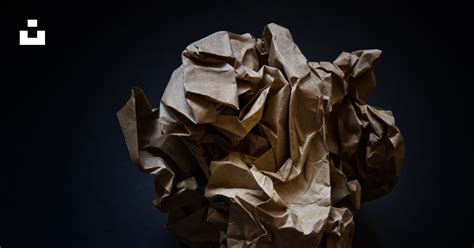 검은색 바탕에 구겨진 종이 공 사진 Unsplash의 무료 종이 이미지