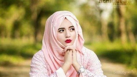 Buat Hijabers Yang Punya Pipi Tembam Yuk Intip Tips Agar Terlihat
