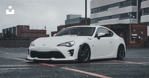 주차장에 주차된 흰색 스포츠카 사진 Unsplash의 무료 자동차 이미지