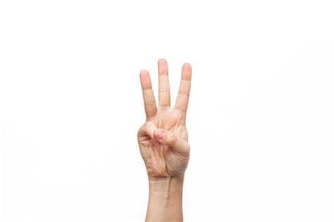 Mano Femenina Que Muestra Un Gesto De Tres Dedos Aislado En Un Fondo