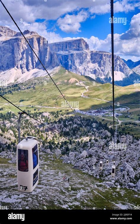 La Funivia Tra Il Passo Del Sella O Sellajoch E Il Gruppo Sassolungo Per Il Rifugio Toni