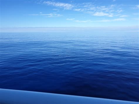 Solve CALM, BLUE ATLANTIC jigsaw puzzle online with 30 pieces