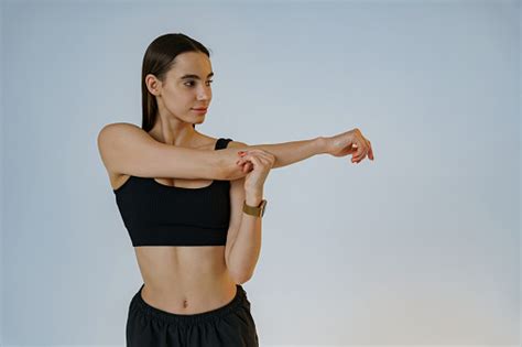 스튜디오 배경의 체육관에서 훈련 세션 전에 워밍업을 하는 스포티한 여성의 클로즈업 20 24세에 대한 스톡 사진 및 기타 이미지 20 24세 건강관리와 의술 건강한