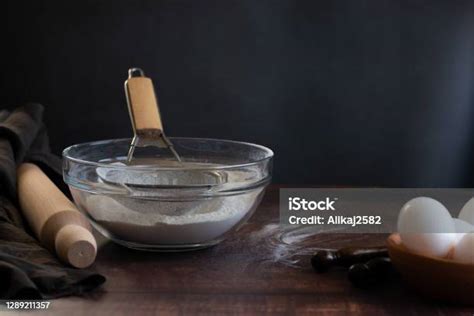 베이커리 항목 어두운 배경에 밀가루와 계란 건강한 기본 베이킹 재료 텍스트 공간 배경 주제에 대한 스톡 사진 및 기타 이미지 배경 주제 보울 어두운 색 Istock