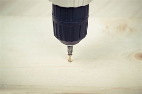 누군가가 드라이버를 사용하여 나무 표면에 나사를 나사로 나사 Diy 컨셉 Diy에 대한 스톡 사진 및 기타 이미지 Diy