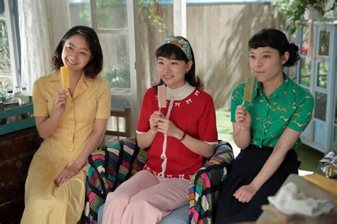 連続テレビ小説「まんぷく」第143話。3人でおしゃべりをしながら「かわいく描いてね」と鈴（松坂慶子）に言うタカ（岸井ゆきの）c）nhk